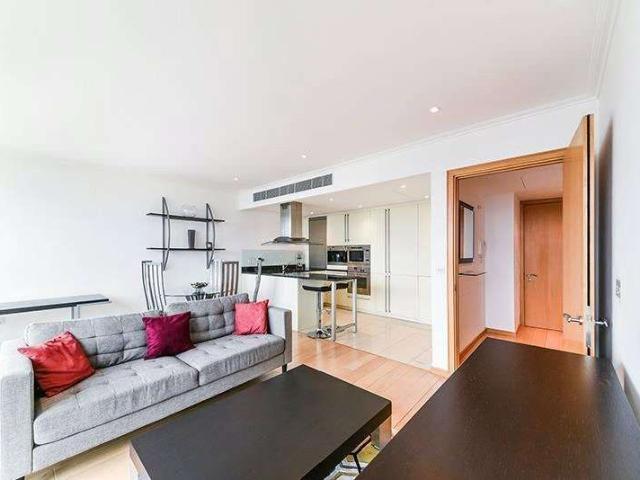 Superb views from the 28th floor from this one bedroom apartment in the popular development of No. 1 West India Quay