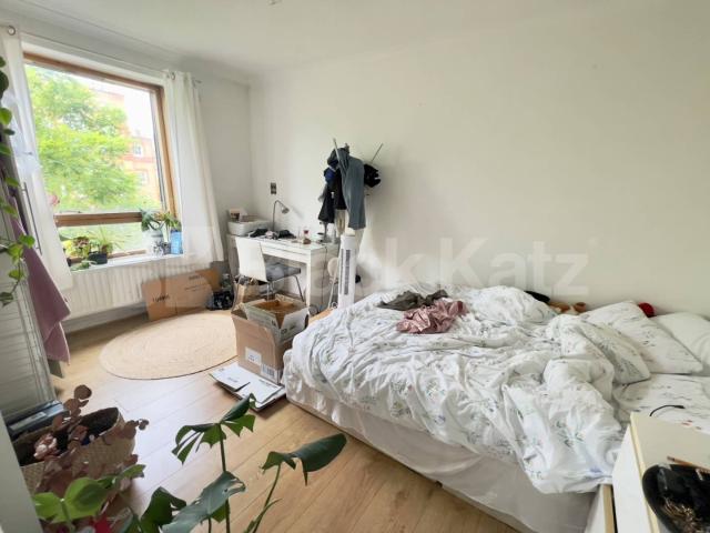 Superbly located & neutrally decorated throughout with wooden floors