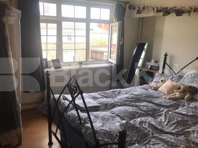 Superbly located Top floor duplex apartment