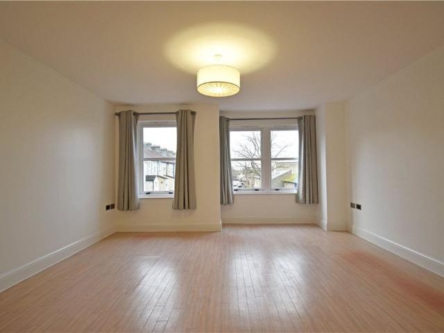 Superbly presented 1 bedroom apartment for rent within walking distance of the Grafton and City Centre. Underfloor heating. Secure gated parking. Phone entry system. Unfurnished