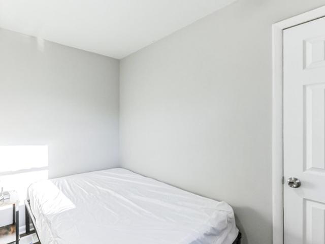 SUPERHOST! 4 mins from bus stop! Newly renovated & comfortable Jonesboro House with Dining area