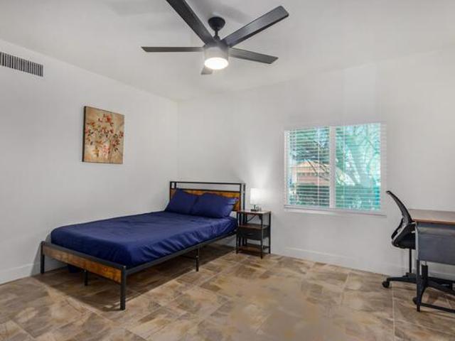 SUPERHOST!*Beautiful Mesa House with Amazing Coffee Shop Common Area, Fully Furnished Kitchen & Amazing Rooms. Super Close to Downtown Mesa!