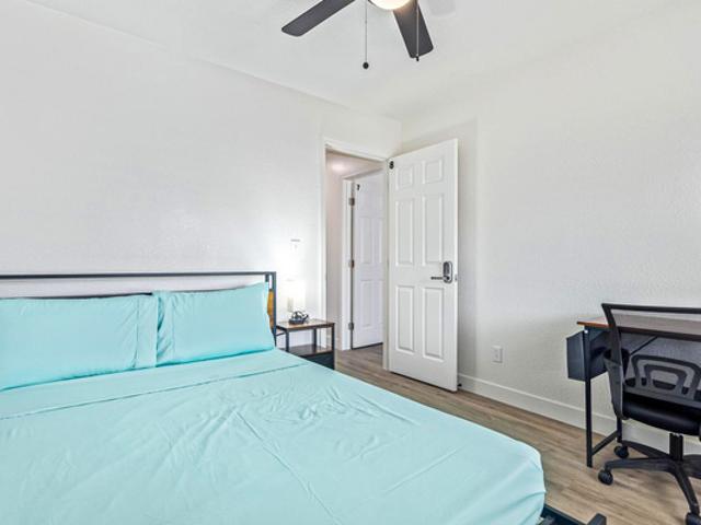 SUPERHOST!*Beautiful Chandler House with Pool, Gorgeous Common Area, Fully Furnished Kitchen & Amazing Rooms. Super Close to Everything!