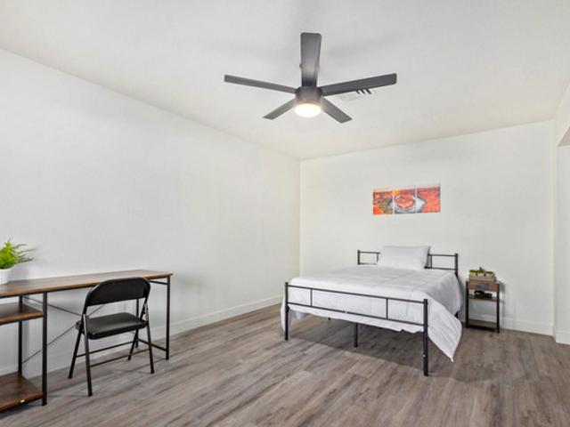 SUPERHOST* BEAUTIFUL HOME! Completely Renovated, Very Clean and Safe home! FREE LAUNDRY, Plenty of Parking AND GREAT LOCATION!