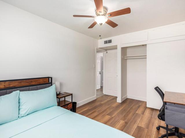 SUPERHOST!* Beautiful Phoenix House walking distance to GCU w/Fully Furnished Kitchen & Huge Rooms!
