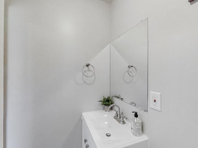 SuperHost* Beautifully Renovated Brick Home. Close to Transit