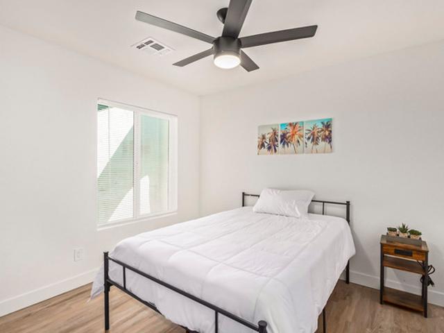 SUPERHOST* Everything is NEW in this home! Mini Fridge in rooms! DOUBLE Fridge, DOUBLE Laundry! Tons of SPACE! Very clean and safe rooms are available. Beautifully renovated Glendale House