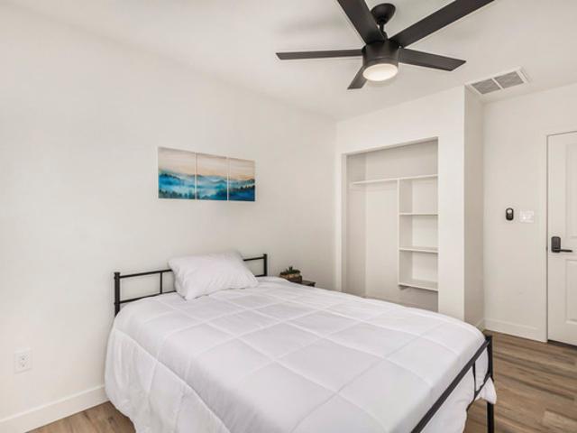 SUPERHOST* Everything is NEW in this home! Mini Fridge in rooms! DOUBLE Fridge, DOUBLE Laundry! Tons of SPACE! Very clean and safe rooms are available. Beautifully renovated Glendale House