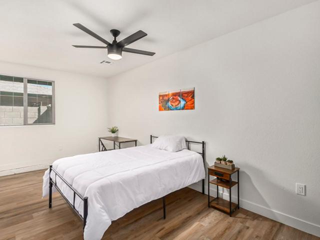 SUPERHOST* Everything is NEW in this home! Mini Fridge in rooms! DOUBLE Fridge, DOUBLE Laundry! Tons of SPACE! Very clean and safe rooms are available. Beautifully renovated Glendale House