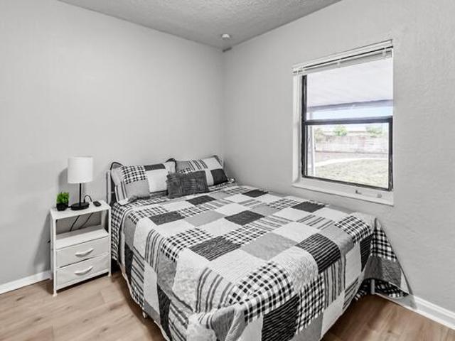 Superhost Friendly, Low Drama Professional Community Utilities Included Fastest High Speed Wi Fi On Site Washer & Dryer Close to Bus Stop and Shopping !