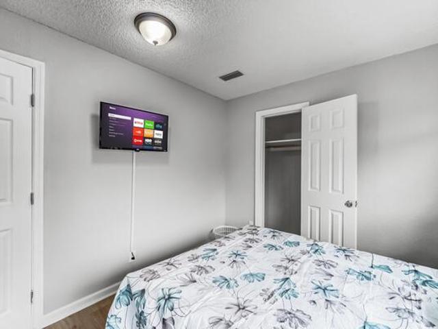 Superhost Friendly, Low Drama Professional Community Utilities Included Fastest High Speed Wi Fi On Site Washer & Dryer Close to Bus Stop and Shopping !