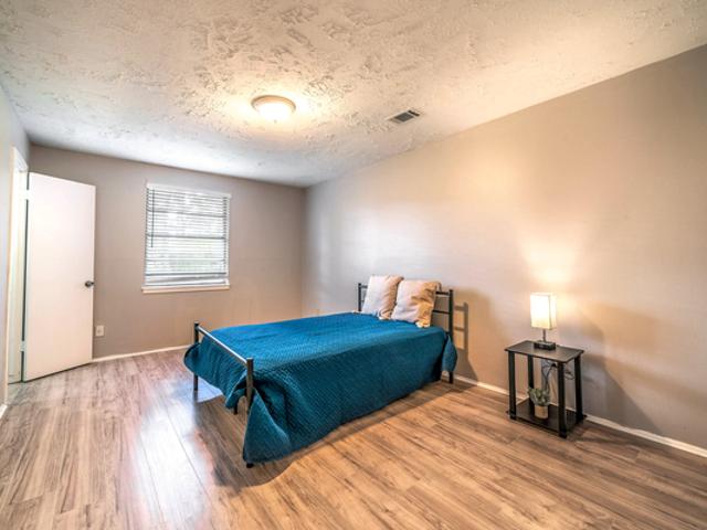 SuperHost Fully Renovated Houston Home in Clinton Park 5 mins from Transit