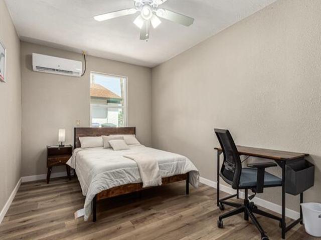 SUPERHOST HUGE Mesa Home w/ Dining, 2x a Month Cleaning, FREE Washer & Dryer, 2 Fridges Near Highway