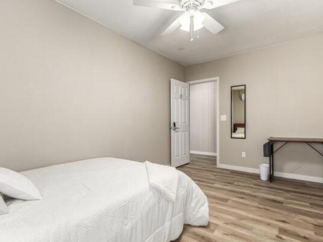 SUPERHOST HUGE Mesa Home w/ Dining, 2x a Month Cleaning, FREE Washer & Dryer, 2 Fridges Near Highway