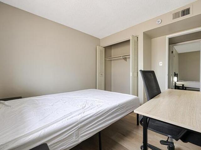 SUPERHOST HUGE POOL Home in Phoenix with 2x a Month Cleaning, Workspace, FREE Laundry Near Stores, Walmart, and Highways