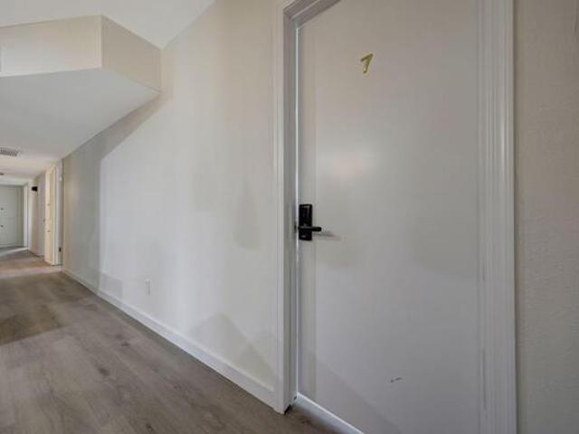 SUPERHOST HUGE POOL Home Remodeled With 5 Bathrooms, Dining Nook, 2x a Month Cleaning, FREE Washer & Dryer, Mini Fridges in Each Room, Workspace, Near Highways in Glendale, REMOTE WORK Friendly