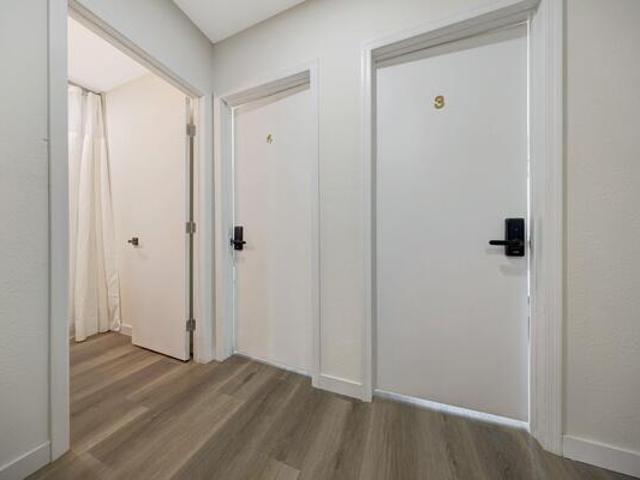 SUPERHOST HUGE POOL Home Remodeled With 5 Bathrooms, Dining Nook, 2x a Month Cleaning, FREE Washer & Dryer, Mini Fridges in Each Room, Workspace, Near Highways in Glendale, REMOTE WORK Friendly