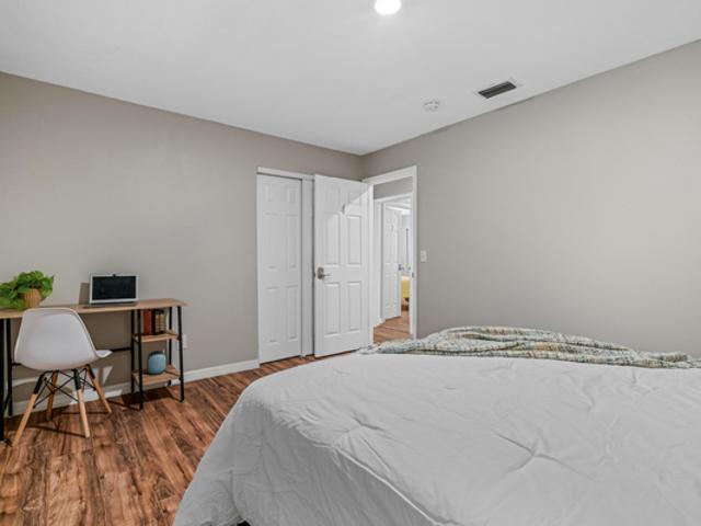 SuperHost Live in East Lake Park! Free Utilities Wi Fi | WFH or Close to Transit, just a 5 minute walk to transit stop Orient @ Draper @ Seminole Complex!