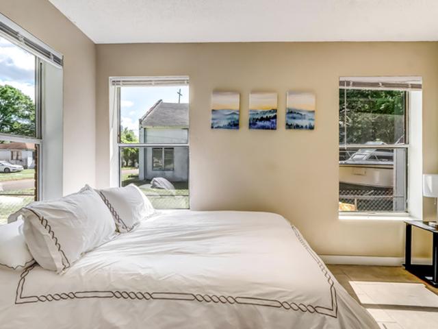 SuperHost* Mid Westside Home, Close to UF Health JAX, Newly Renovated Baths, Hardwood Floors, Bright and Airy with Large Windows, Walk to Transit! Free WiFi! Both Baths are Brand New!