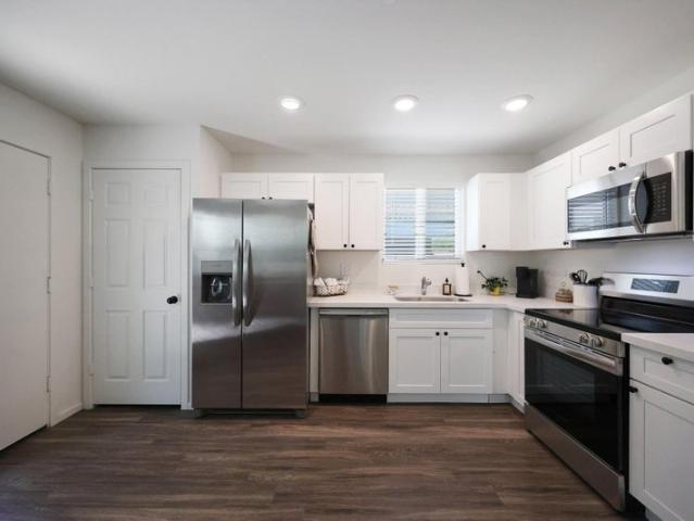 SUPERHOST!* NEWLY BUILT, Beautiful Apt wFully Fur