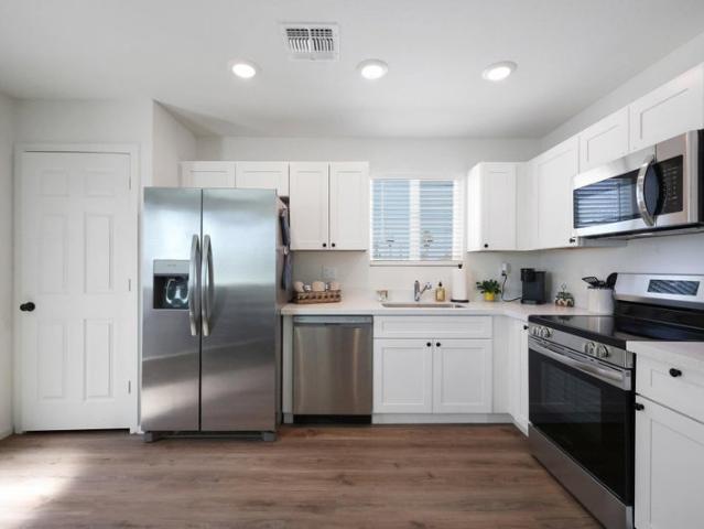 SUPERHOST!* NEWLY BUILT, Beautiful Apt wFully Fur
