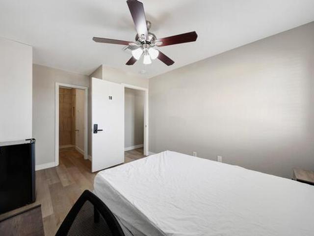 SUPERHOST SPACIOUS Home Remodeled With 5 Bathrooms, Dining Nook, 2x a Month Cleaning, FREE Washer & Dryer, Mini Fridges in Each Room, Workspace, Near Highways in Phoenix and Glendale, REMOTE WORK Friendly