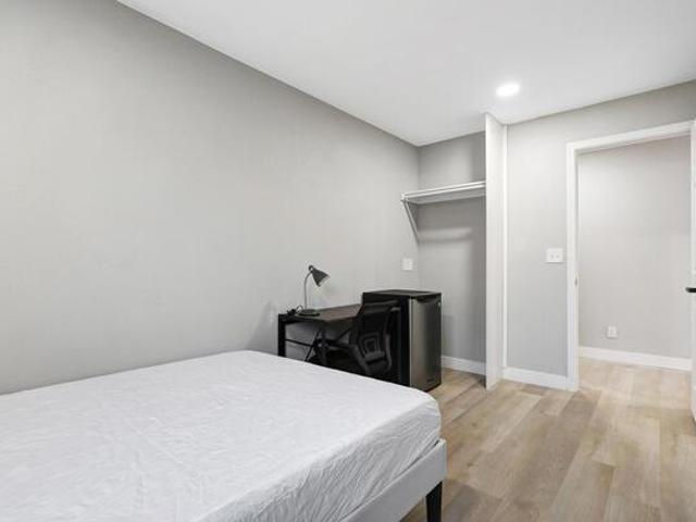 SUPERHOST SPACIOUS Home Remodeled With 5 Bathrooms, Dining Nook, 2x a Month Cleaning, FREE Washer & Dryer, Mini Fridges in Each Room, Workspace, Near Highways in Phoenix and Glendale, REMOTE WORK Friendly