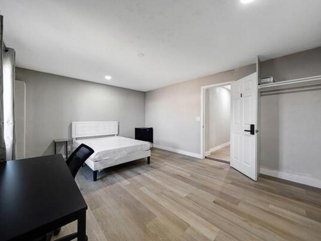 SUPERHOST SPACIOUS Home Remodeled With 5 Bathrooms, Dining Nook, 2x a Month Cleaning, FREE Washer & Dryer, Mini Fridges in Each Room, Workspace, Near Highways in Phoenix and Glendale, REMOTE WORK Friendly