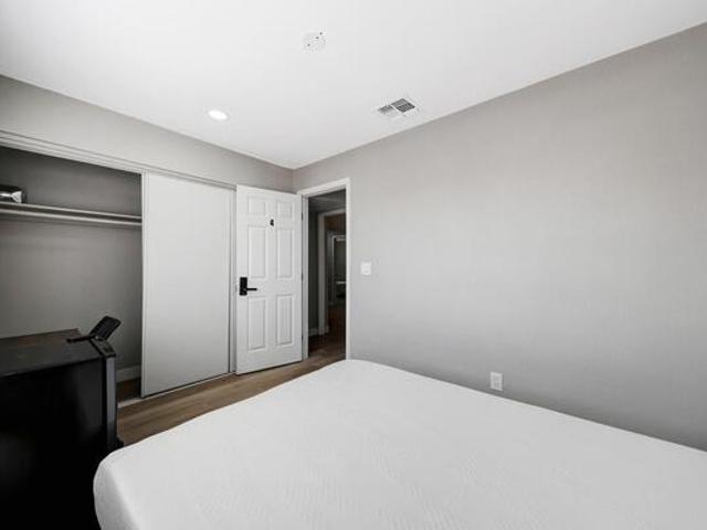 SUPERHOST SPACIOUS Home Remodeled With 5 Bathrooms, Dining Nook, 2x a Month Cleaning, FREE Washer & Dryer, Mini Fridges in Each Room, Workspace, Near Highways in Phoenix and Glendale, REMOTE WORK Friendly