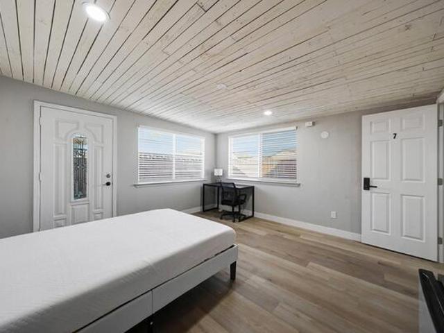 SUPERHOST SPACIOUS Home Remodeled With 5 Bathrooms, Dining Nook, 2x a Month Cleaning, FREE Washer & Dryer, Mini Fridges in Each Room, Workspace, Near Highways in Phoenix and Glendale, REMOTE WORK Friendly