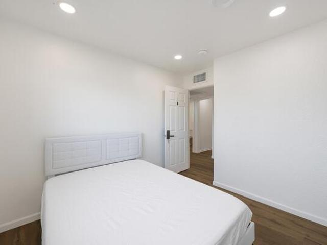 SUPERHOST SPACIOUS MESA Home Remodeled With 5 Bathrooms, FREE Washer Dryer. Mini Fridges in Each Room, Dining Nook, 2x a Month Cleaning And Near Highways and Grocery Stores, REMOTE WORK Friendly