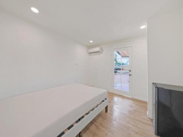 SUPERHOST SPACIOUS MESA Home Remodeled With 5 Bathrooms, FREE Washer Dryer. Mini Fridges in Each Room, Dining Nook, 2x a Month Cleaning And Near Highways and Grocery Stores, REMOTE WORK Friendly