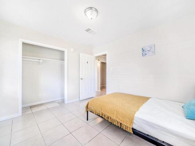 SuperHost, Quick Walk to Transit, Updated Houston Home Near Space Center & Museum District!