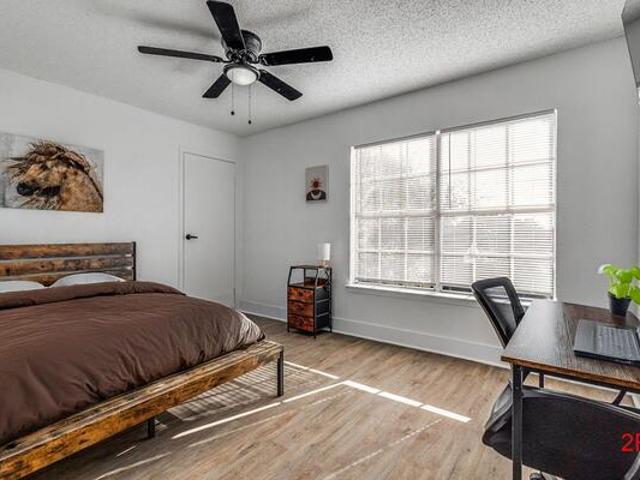 SUPERHOST Remodeled Dallas Home Spacious With 4 Bathrooms, TV in Room, FREE Washer Dryer, Spacious Dining Area, Monthly Cleaning And Near Highways, Grocery Stores, Mass Transit, REMOTE WORK Friendly, Parking