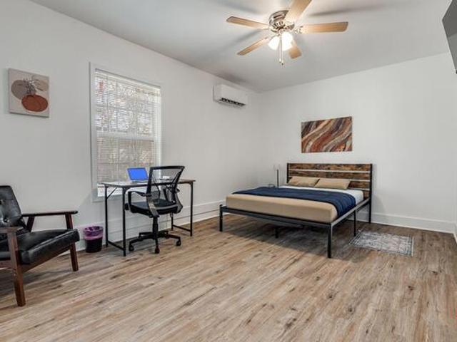 SUPERHOST Remodeled Dallas Home Spacious With 4 Bathrooms, TV in Room, FREE Washer Dryer, Spacious Dining Area, Monthly Cleaning And Near Highways, Grocery Stores, Mass Transit, REMOTE WORK Friendly, Parking