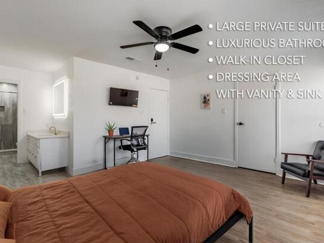 SUPERHOST Remodeled Dallas Home Spacious With 4 Bathrooms, TV in Room, FREE Washer Dryer, Spacious Dining Area, Monthly Cleaning And Near Highways, Grocery Stores, Mass Transit, REMOTE WORK Friendly, Parking