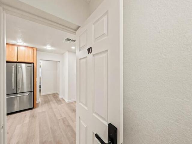 SUPERHOST Remodeled Large POOL Home Spacious With 10 Bathrooms, FREE Washer Dryer, Mini Fridges in Each Room, Dining Nook, 2x a Month Cleaning And Near Highways and Grocery Stores, REMOTE WORK Friendly