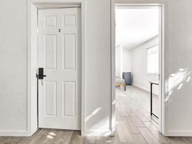 SUPERHOST Remodeled Phoenix Home Spacious With 4 Bathrooms, FREE Washer Dryer, Mini Fridges in Each Room, Dining Nook, 2x a Month Cleaning And Near Highways and Grocery Stores, REMOTE WORK Friendly