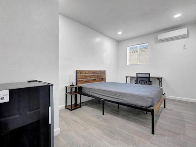 SUPERHOST Remodeled Phoenix Home Spacious With 4 Bathrooms, FREE Washer Dryer, Mini Fridges in Each Room, Dining Nook, 2x a Month Cleaning And Near Highways and Grocery Stores, REMOTE WORK Friendly