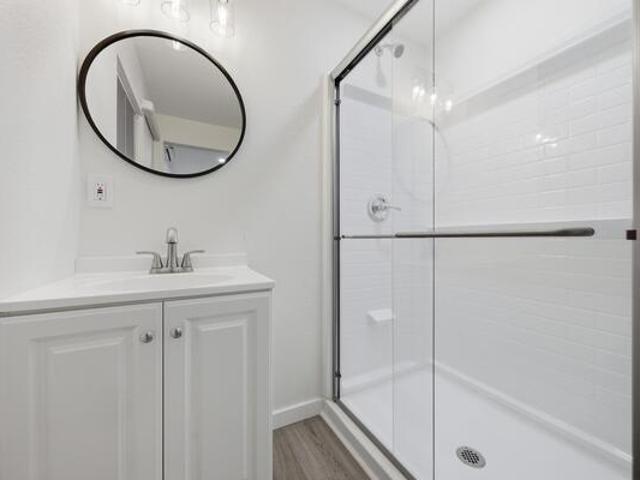 SUPERHOST Remodeled Phoenix Home Spacious With 9 Bathrooms, FREE Washer Dryer, Mini Fridges in Each Room, Dining Nook, 2x a Month Cleaning And Near Highways and Grocery Stores, REMOTE WORK Friendly