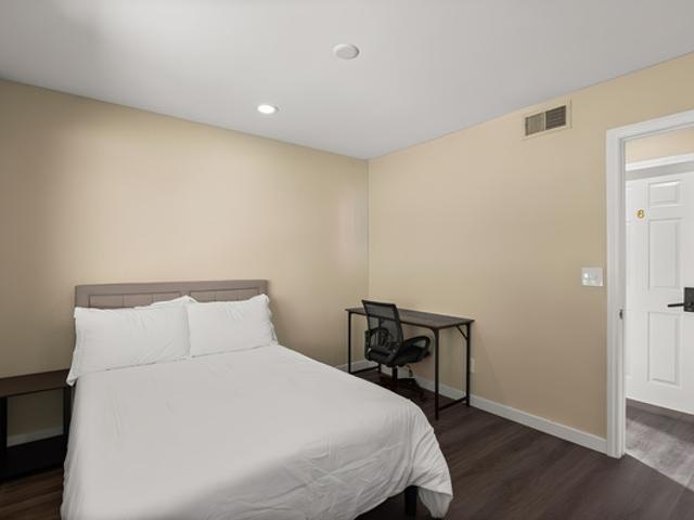 SUPERHOST Renovated Las Vegas Home with 2x a Month House Cleaning, FREE Washer & Dryer, 5 Bathrooms, High Speed Wifi With Work Spaces, Mini fridges In Each Room, Work Desks, Work From Home Friendly and MORE