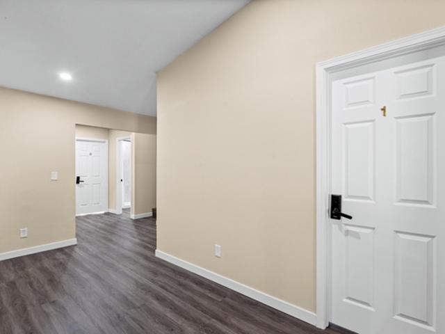 SUPERHOST Renovated Las Vegas Home with 2x a Month House Cleaning, FREE Washer & Dryer, 5 Bathrooms, High Speed Wifi With Work Spaces, Mini fridges In Each Room, Work Desks, Work From Home Friendly and MORE
