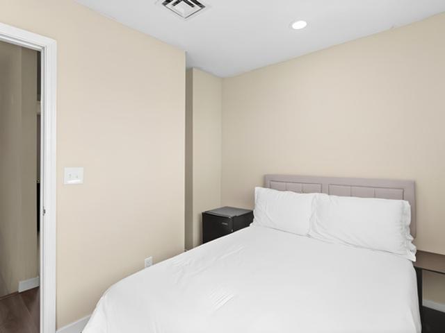 SUPERHOST Renovated Las Vegas Home with 2x a Month House Cleaning, FREE Washer & Dryer, 5 Bathrooms, High Speed Wifi With Work Spaces, Mini fridges In Each Room, Work Desks, Work From Home Friendly and MORE