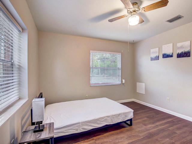 SuperHost Temple Terrace Home w/ Granite, Screened Porch & Fenced Yard
