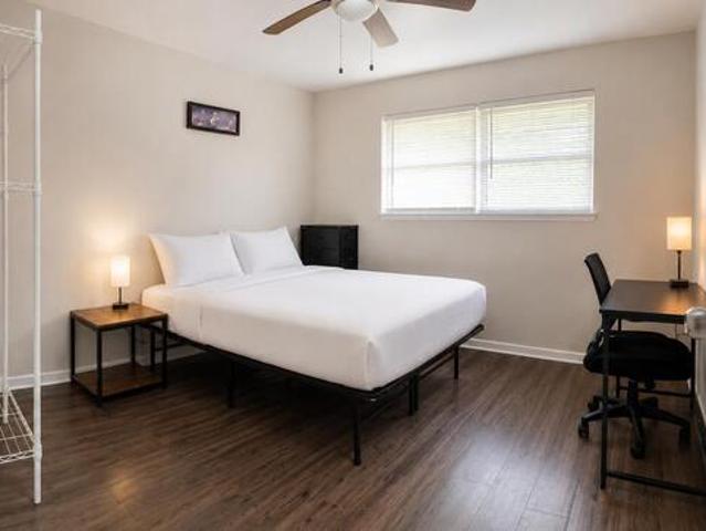 SuperHost Updated Houston Home Near Space Center & Museum District!