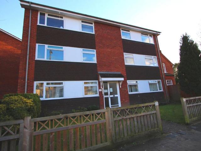 Surbiton Hill Park, Surbiton KT5 2 bed flat to rent £1,650 pcm £381 pw