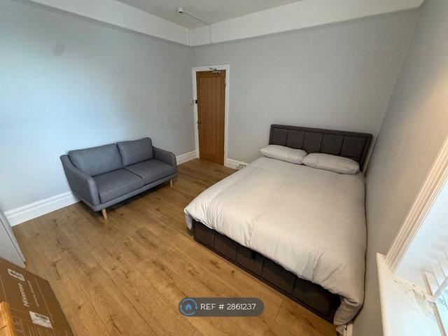 Surbiton, Surrey KT6, Room to rent, £895 pcm | PrimeLocation