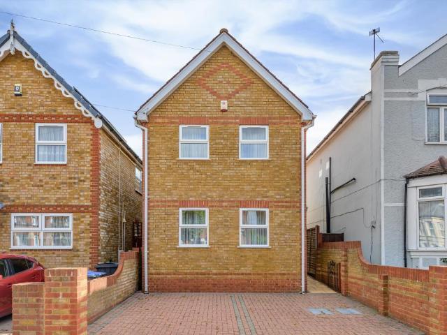 Surbiton, Surrey, KT6 4 bed detached house to rent £3,600 pcm £831 pw