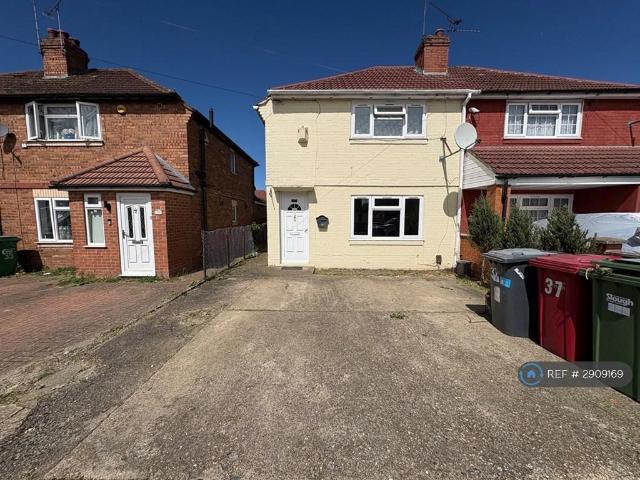 Surrey Avenue, Slough, SL2 3 bed semi detached house to rent £1,900 pcm £438 pw