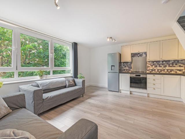 Surrey Lane, Battersea SW11, 4 bed flat to rent, £3,500 pcm | PrimeLocation